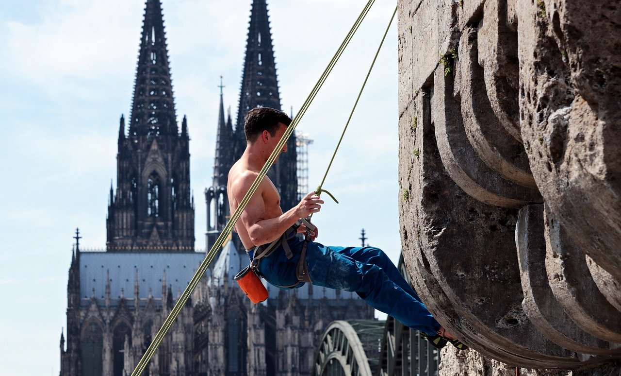 An der Hohenzollernbrücke klettern | Mit Vergnügen Köln