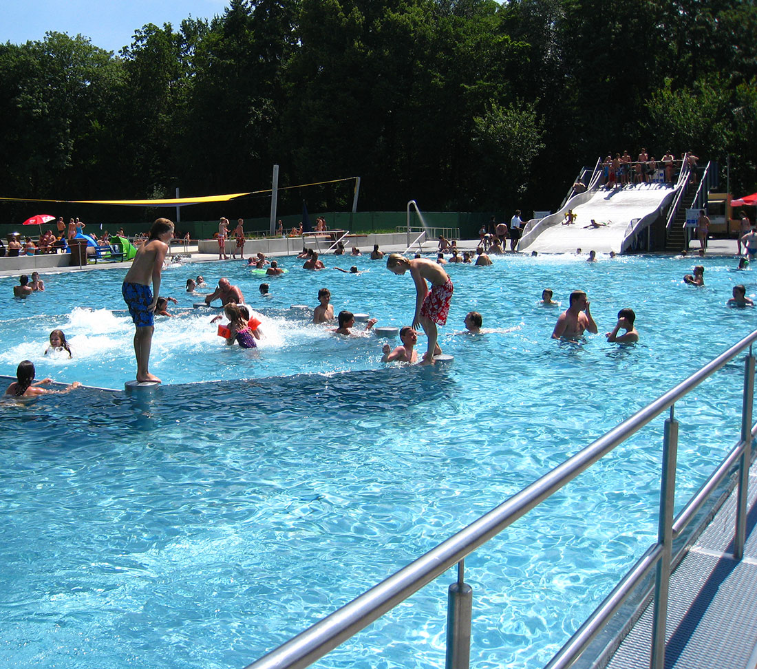 Baden mit Blick aufs Stadion im Stadionbad | Mit Vergnügen Köln