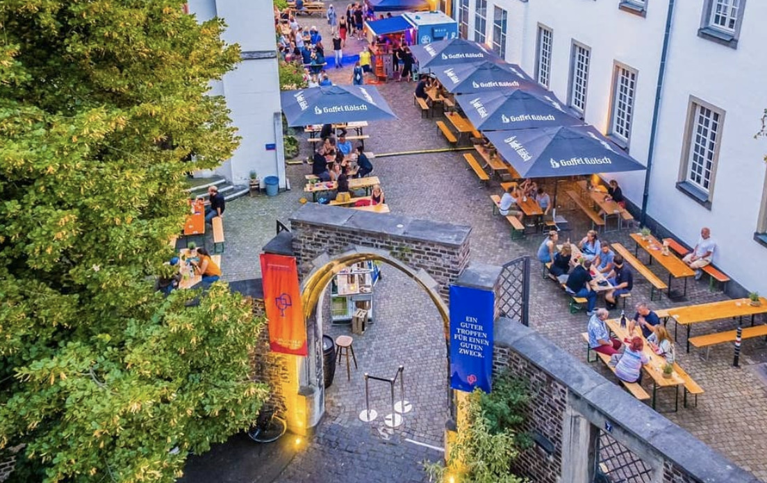 Trinken für den guten Zweck im Weingarten der KG Ponyhof | Mit ...