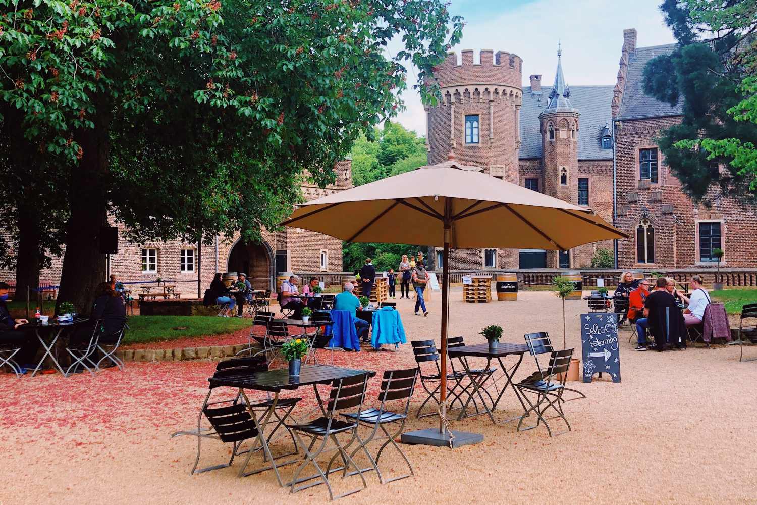Märchenhafte Atmosphäre in der Brasserie Schloss Paffendorf | Mit ...