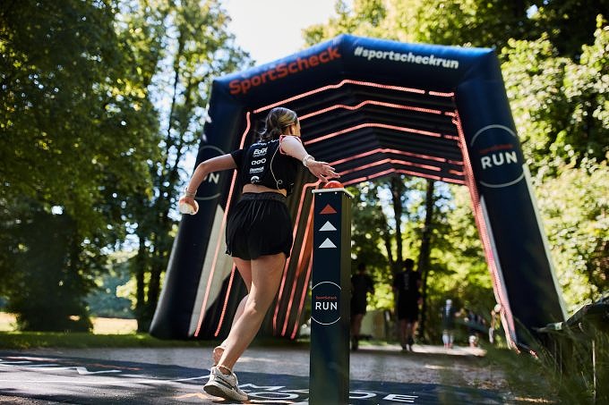 Lauft beim SportScheck RUN in der Night Edition durch das beleuchtete ...